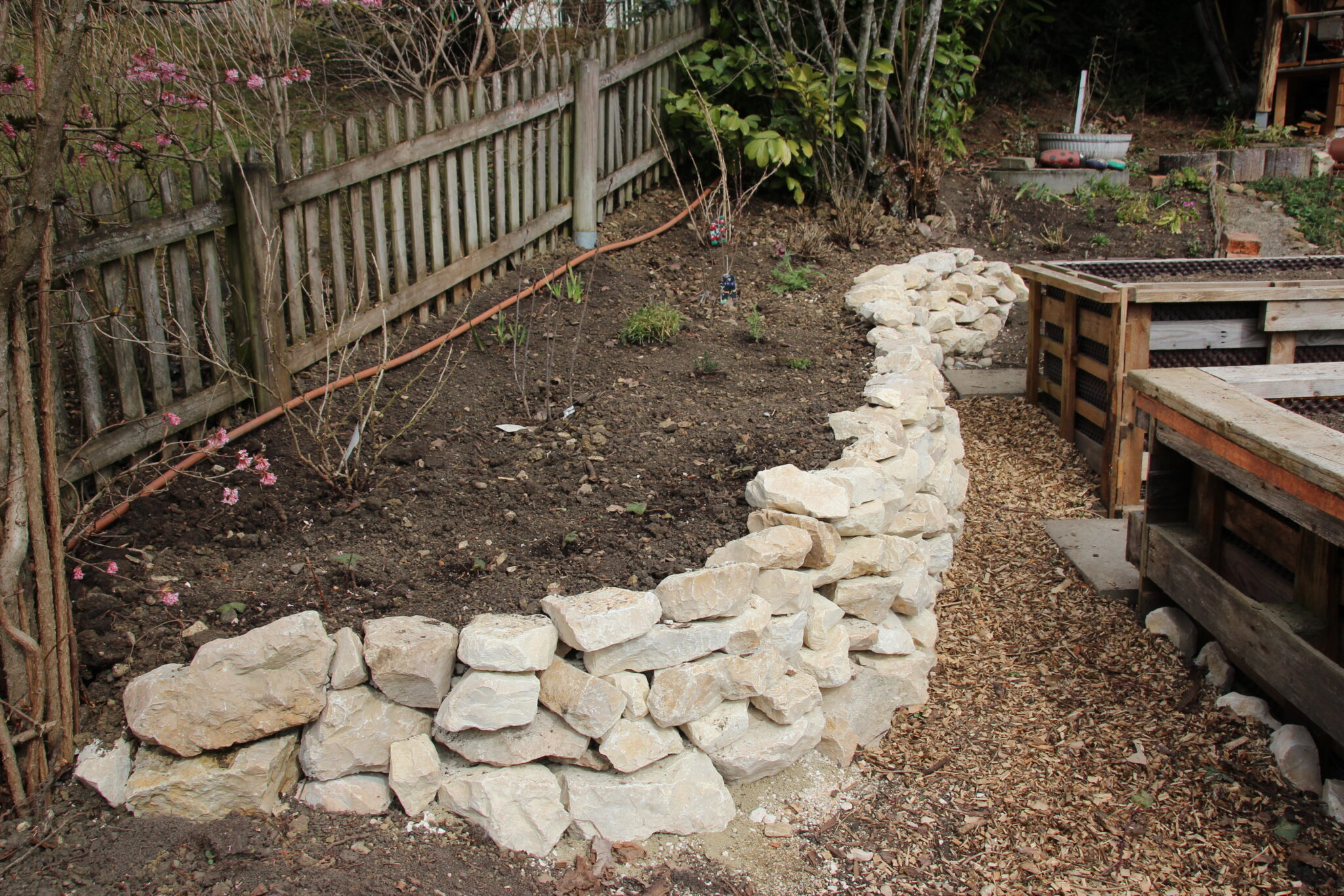 Trockenmauer aus Naturstein - Jofi's Gartenblog